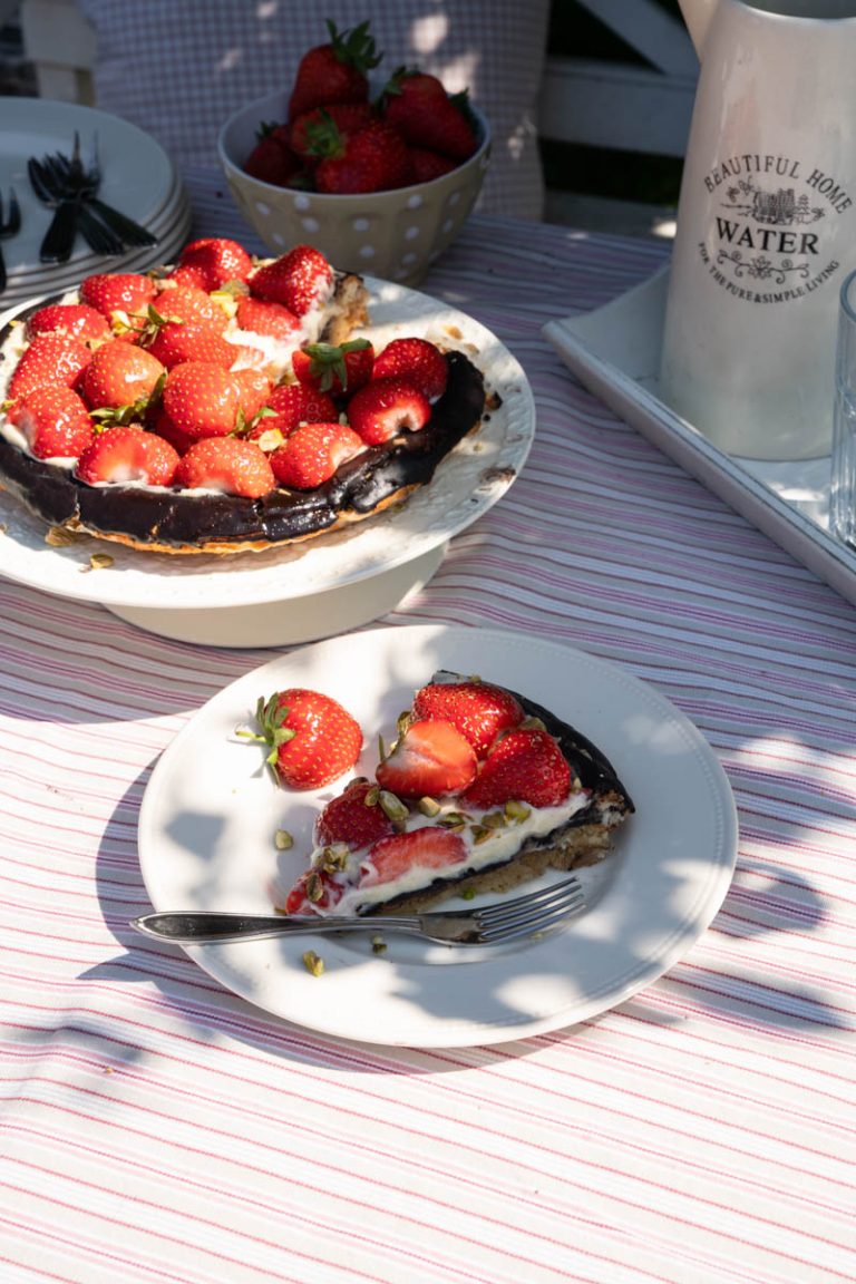 Rezept dänischer Erdbeerkuchen mit Vanillecreme und Marzipan