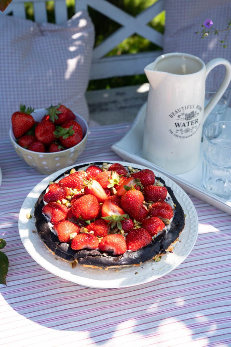 Rezept dänischer Erdbeerkuchen mit Vanillecreme und Marzipan